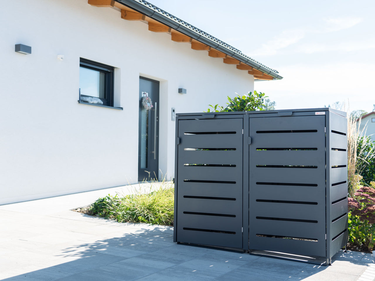 Habillages élégants pour poubelles en métal et bois chez BIO Stefan®